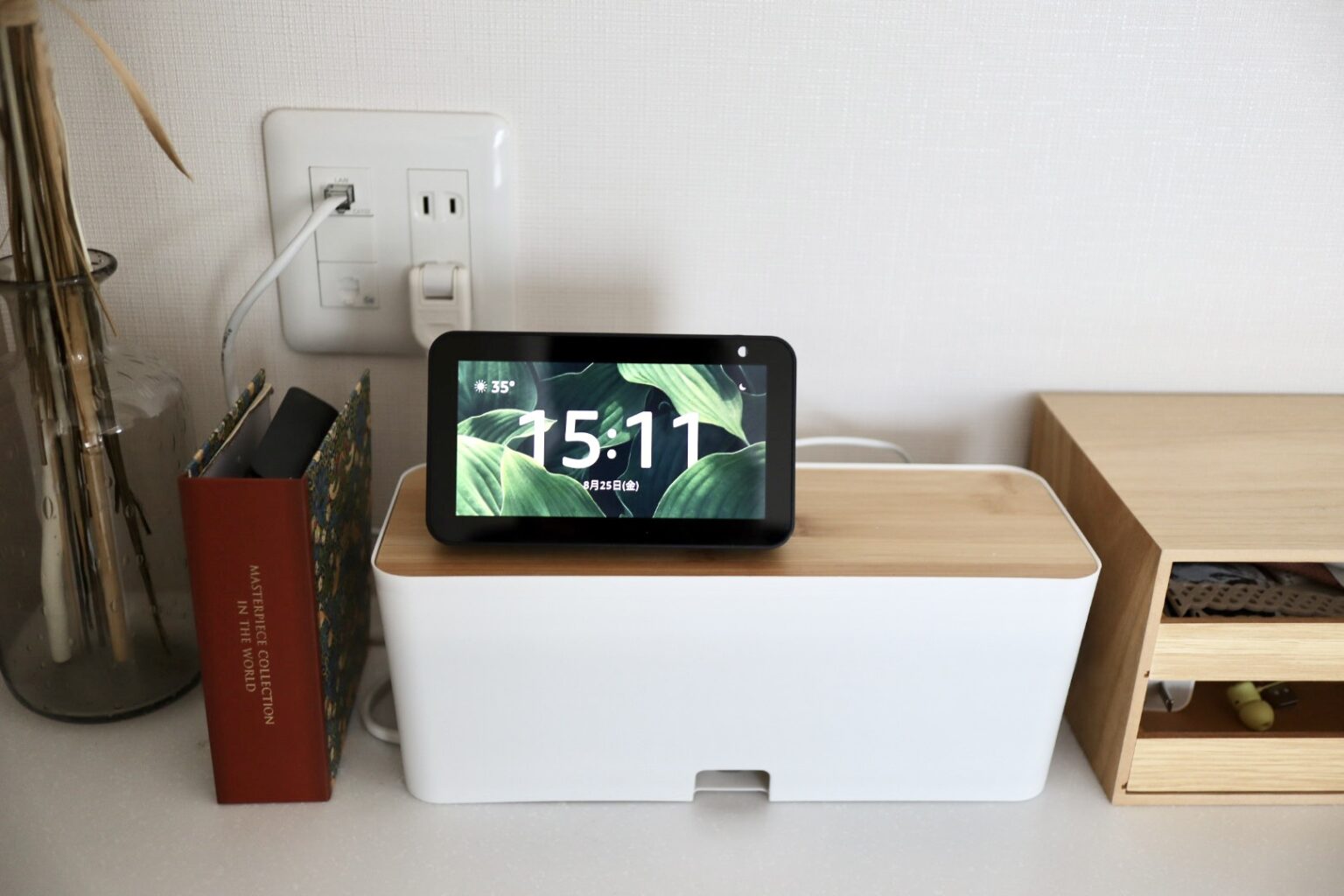 【カウンター上】3COINSのケーブルボックスを使って充電ステーションを設置しました！アレクサやApple製品のケーブルがすっきりしゅしゅファミリー