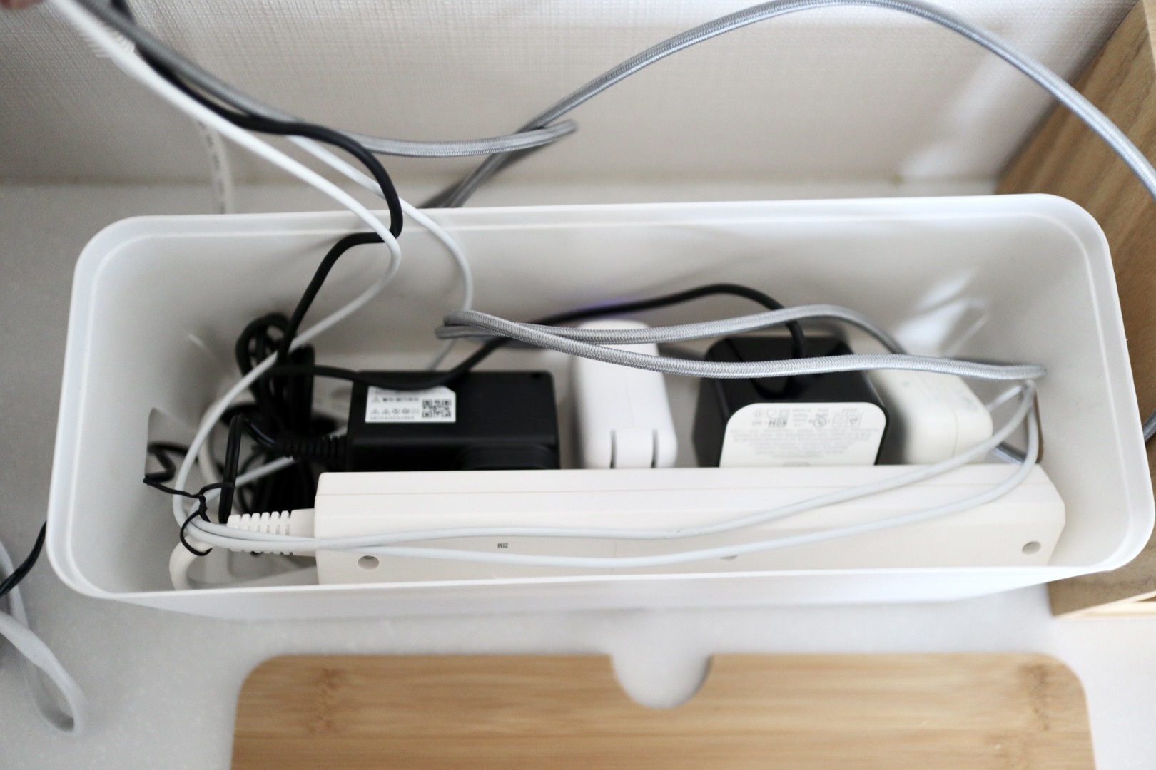 【カウンター上】3COINSのケーブルボックスを使って充電ステーションを設置しました！アレクサやApple製品のケーブルがすっきりしゅしゅファミリー